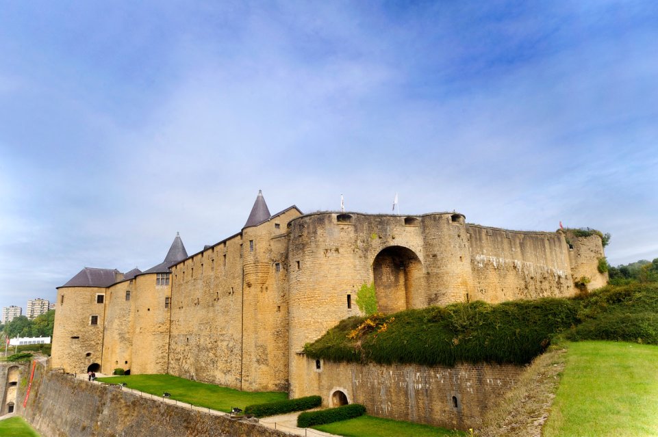 A Sedan, le plus grand château fort d’Europe - SNCF Connect